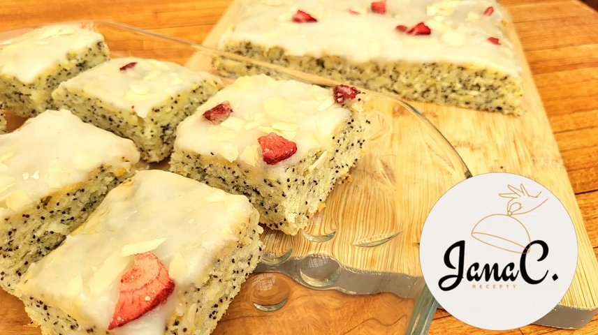 Šťavnatý cuketovo-makový koláč s osvěžující citronovou polevou | Stream